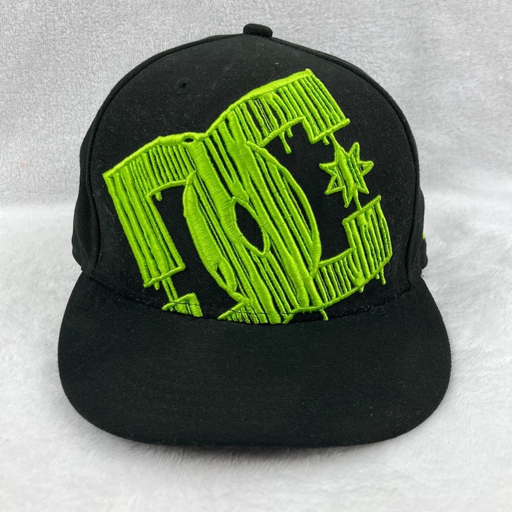 New Era | Dc Shoes Classic Logo Black Cap 7 3/8” - Gem